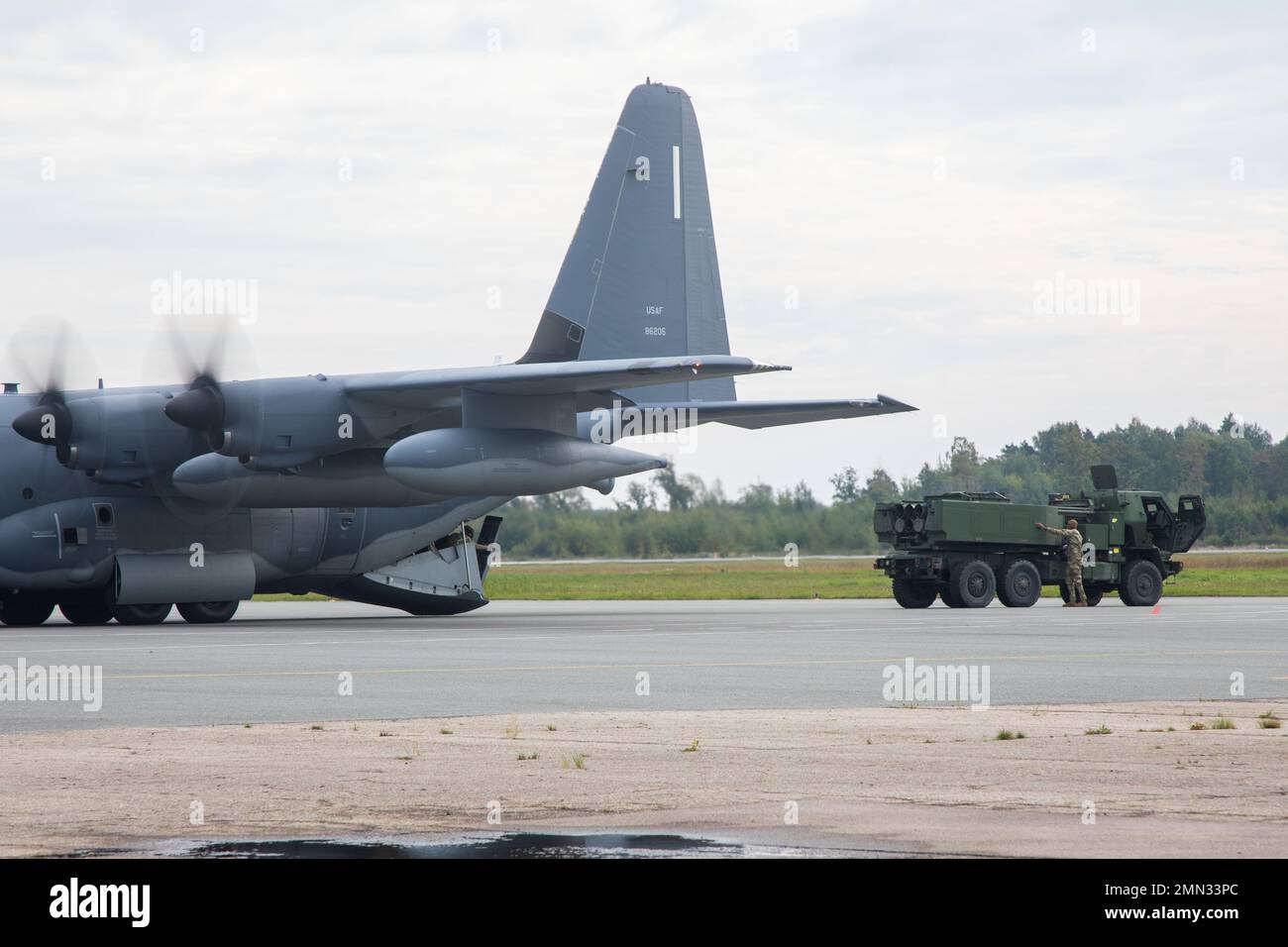 U.S. Army Soldiers assigned to Baker Battery, 321st Field Artillery ...