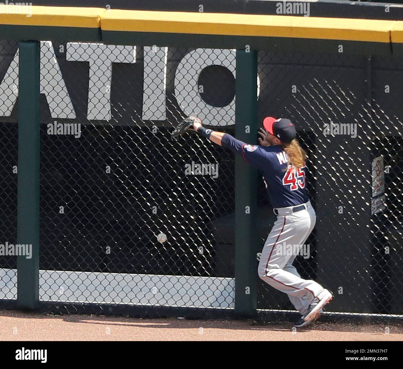 Minnesota Twins right fielder Taylor Motter is runs into the right ...