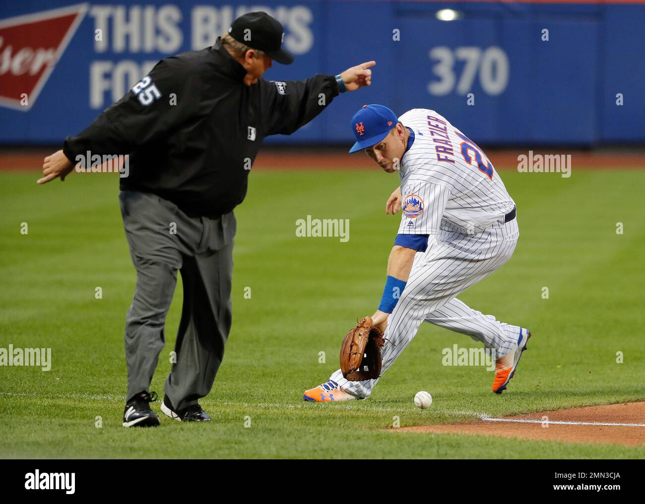 New York Mets third baseman Todd Frazier (21) fields an infield base ...