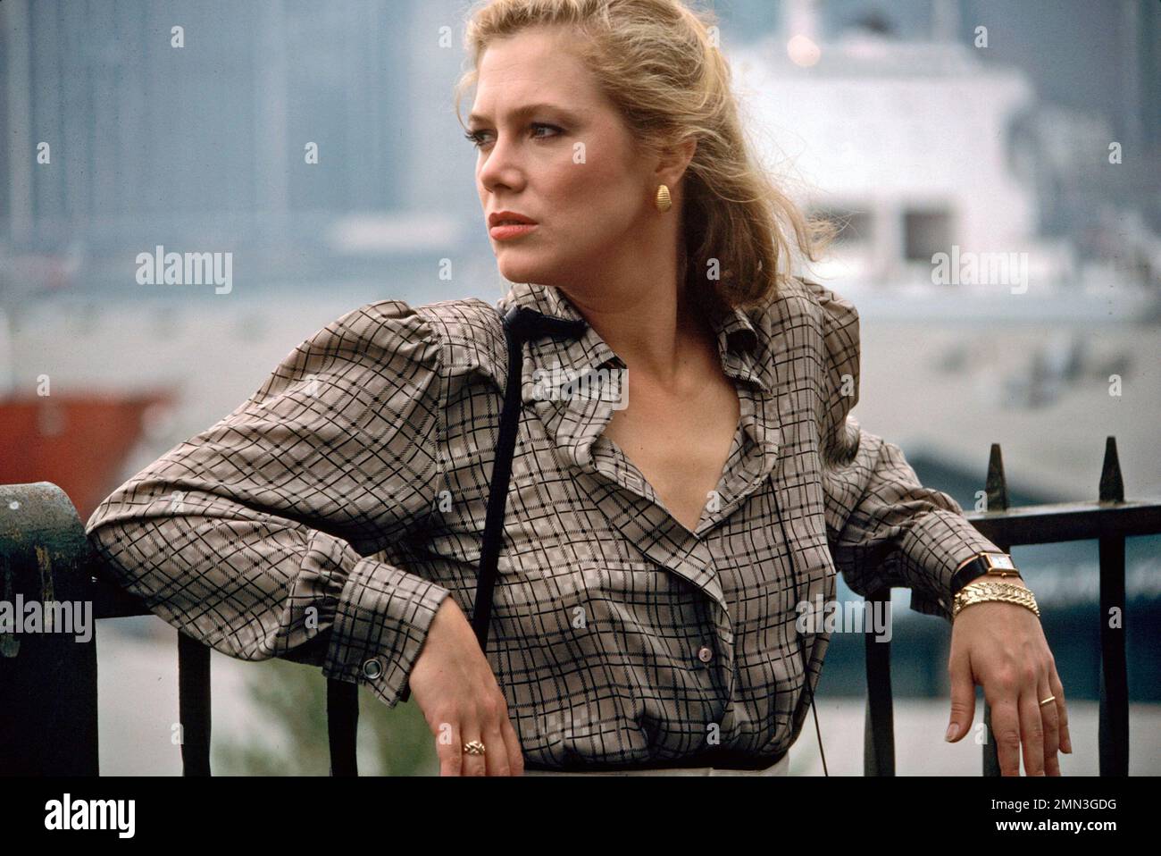 KATHLEEN TURNER in PRIZZI'S HONOR (1985), directed by JOHN HUSTON ...