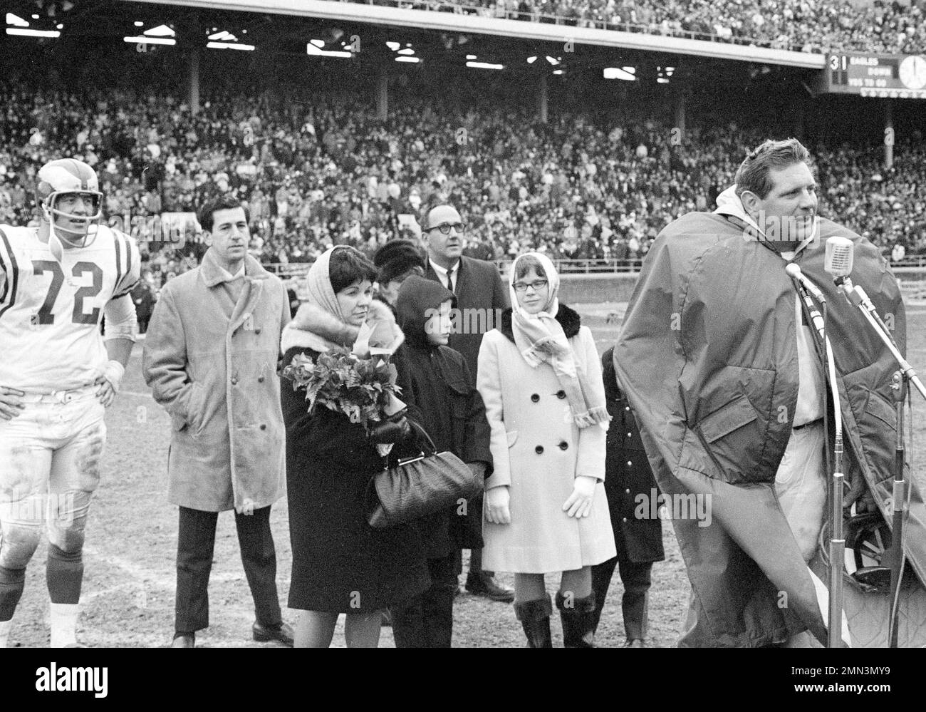 Jim Ringo, right, Philadelphia Eagles center, voices his appreciation ...