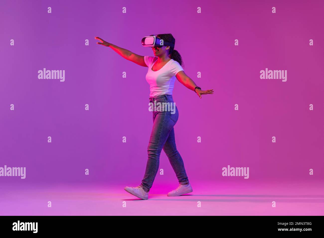 Black lady experiencing virtual hi-res stock photography and images - Alamy