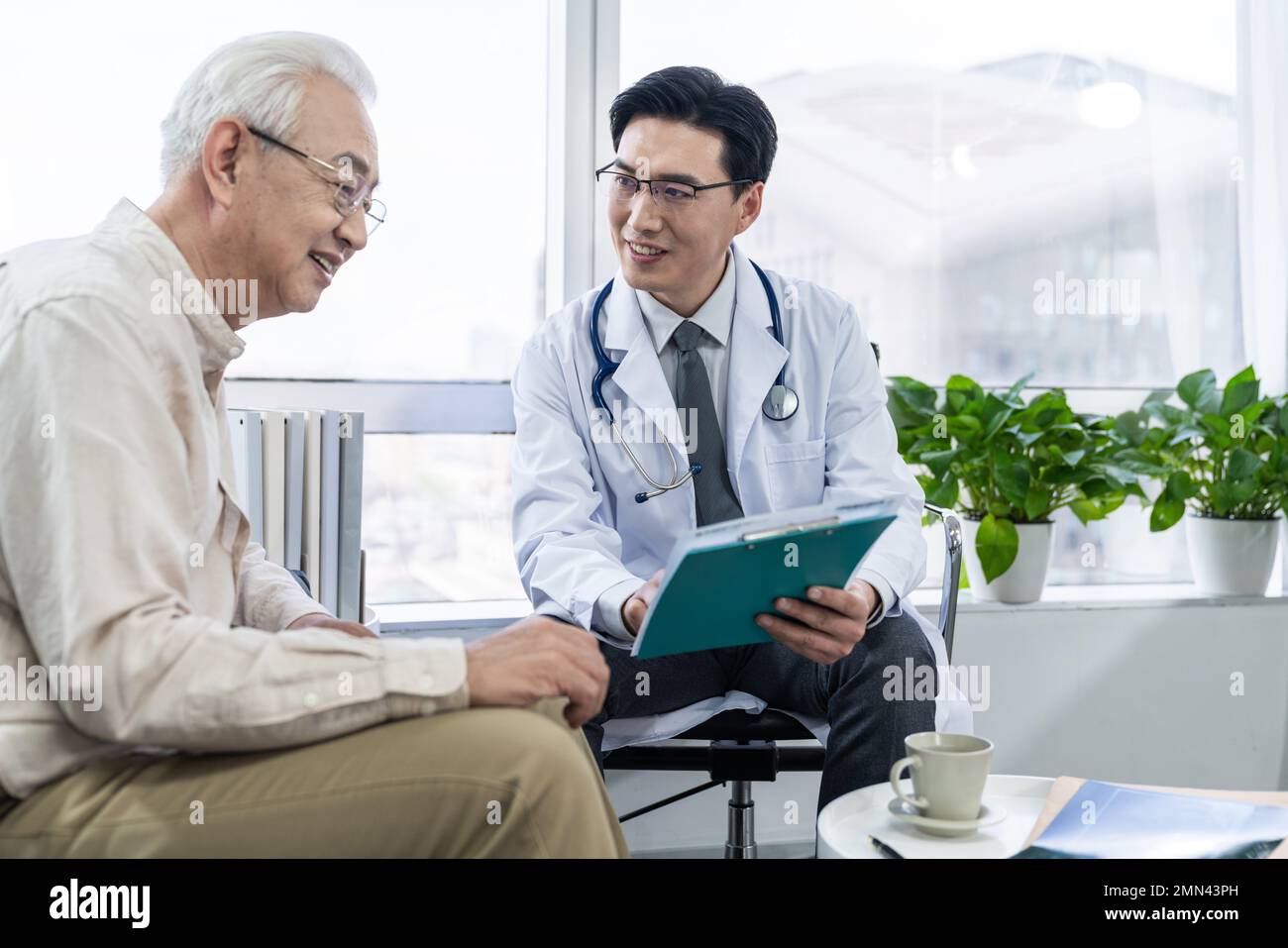 Older chinese family hi-res stock photography and images - Alamy