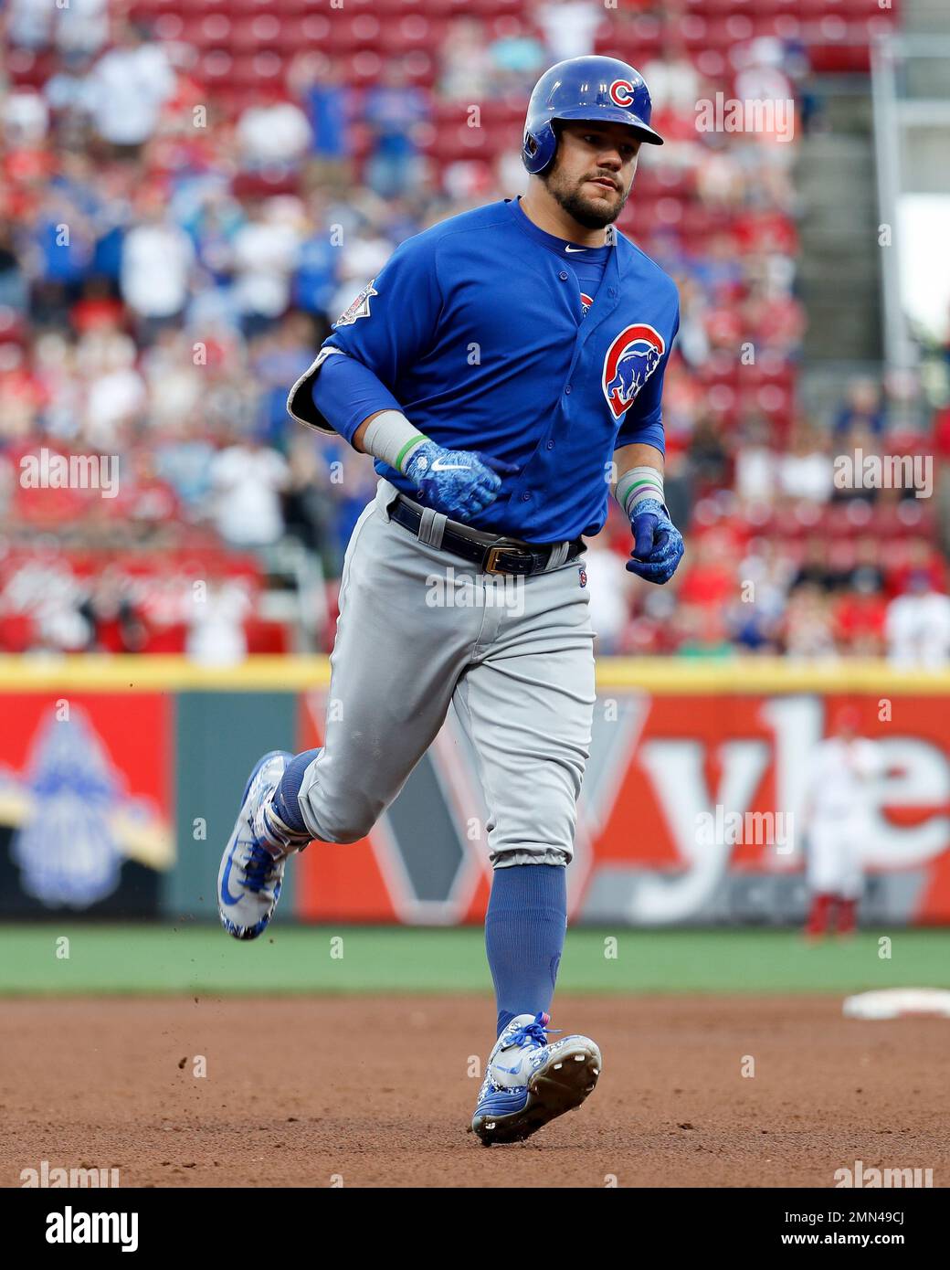 Chicago Cubs' Kyle Schwarber watches his two-run home run off ...