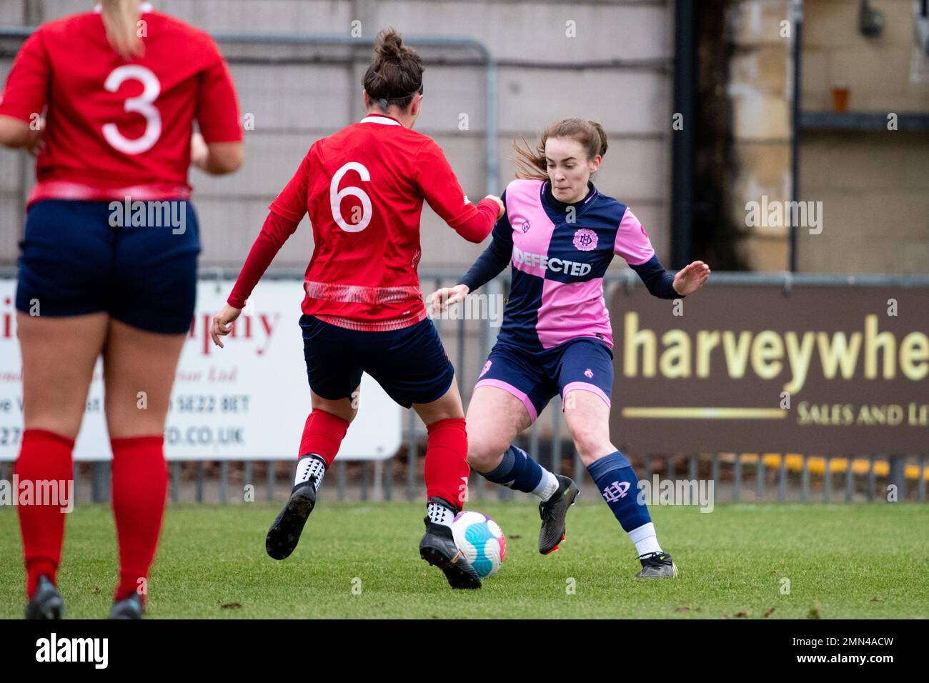 Minnie Cruttwell (20 Dulwich Hamlet) in action against Ebbsfleet United Stock Photo - Alamy