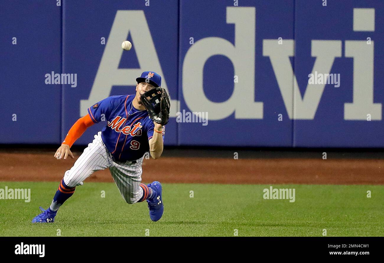 New York Mets left fielder Brandon Nimmo (9) makes a diving catch on a ...