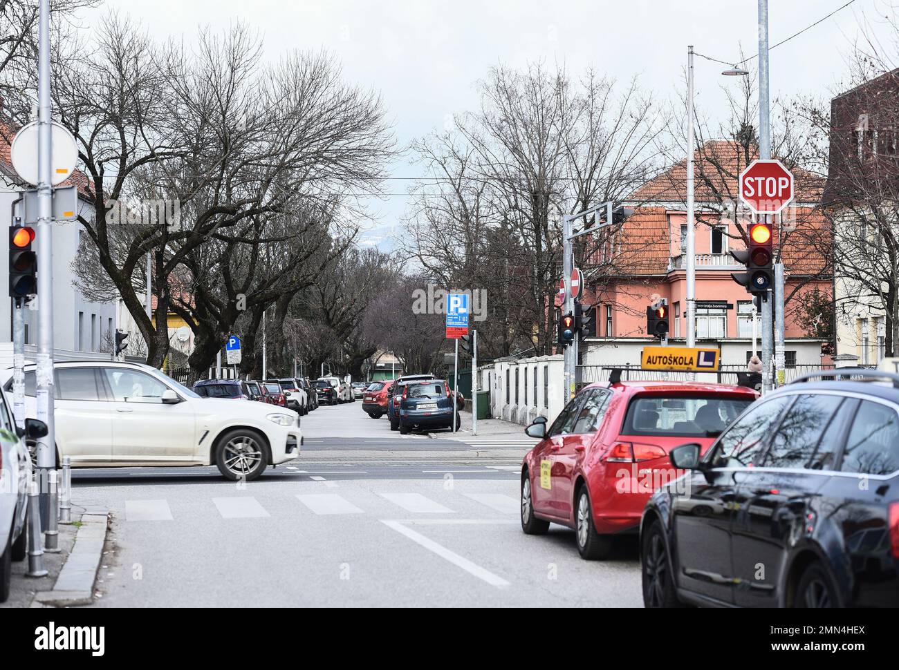 The traffic light in Rusanova street, instead of green, lights up in ...