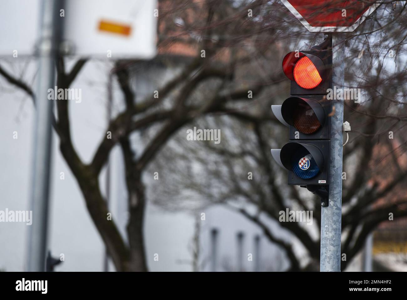 The traffic light in Rusanova street, instead of green, lights up in ...