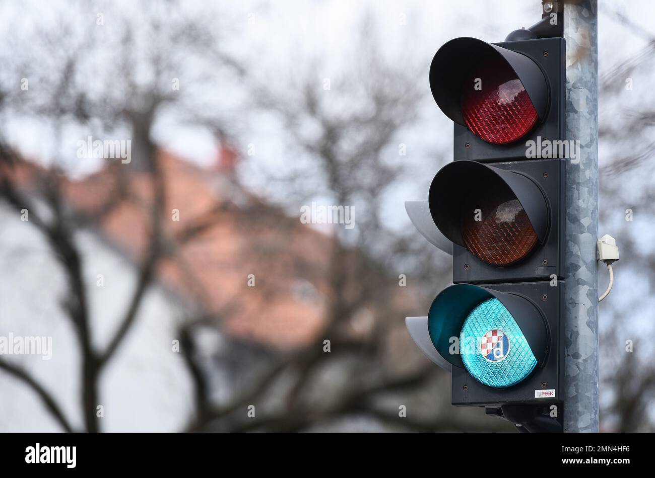 The traffic light in Rusanova street, instead of green, lights up in ...