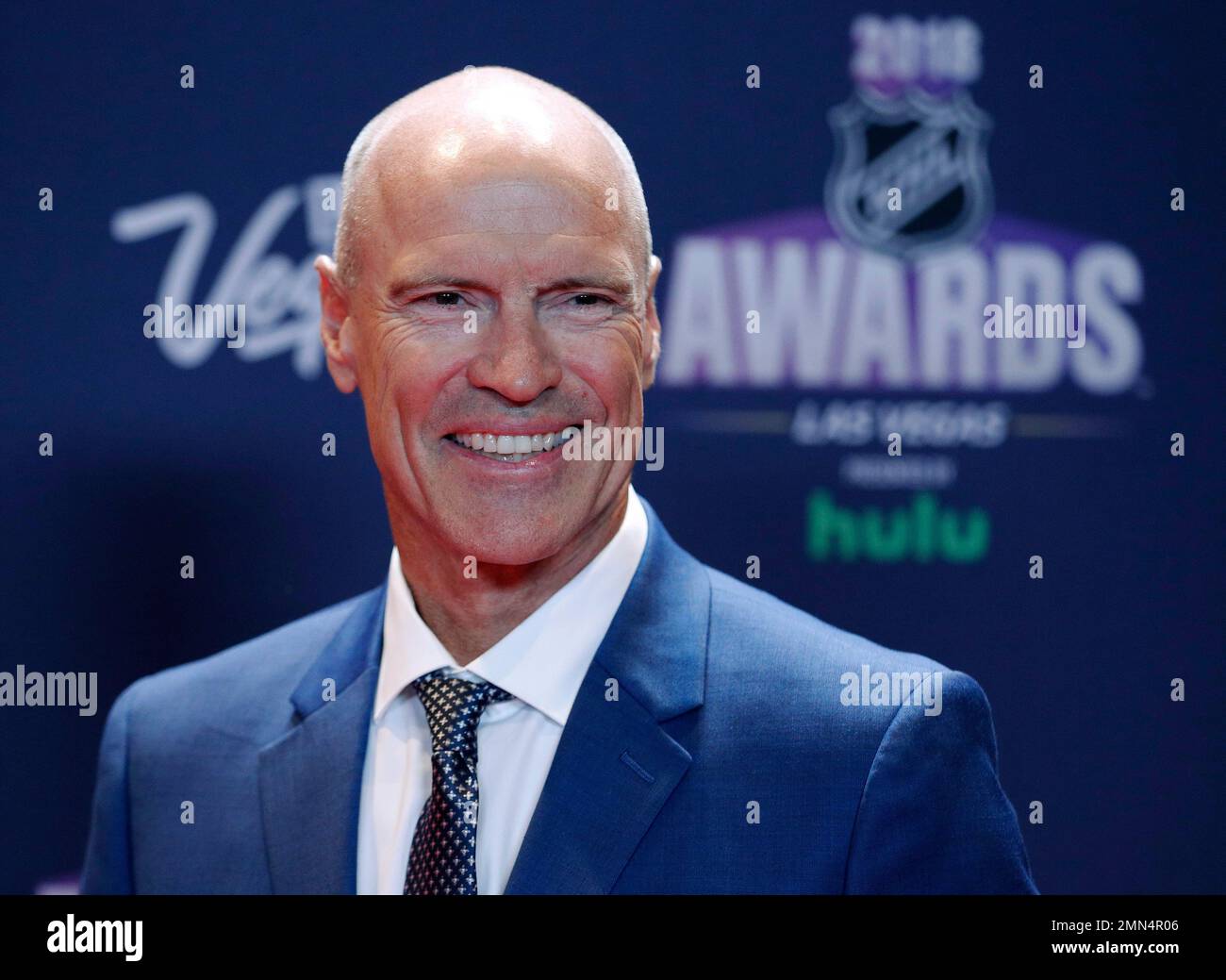 Mark Messier poses on the red carpet before the NHL Awards, Wednesday ...