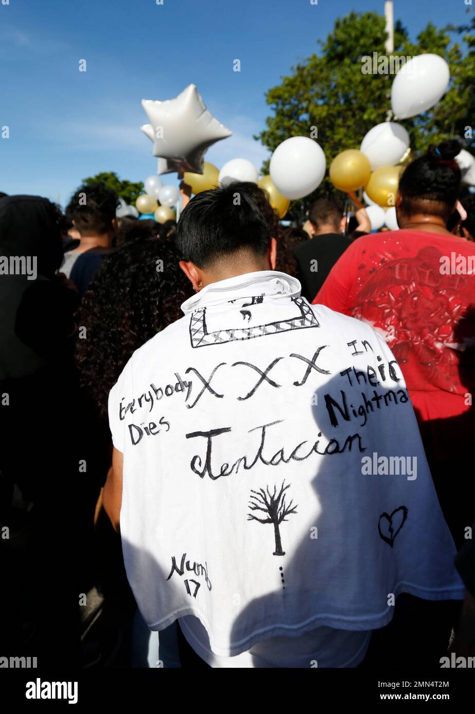 Fans and mourners of rap singer XXXTentacion gather by a memorial ...