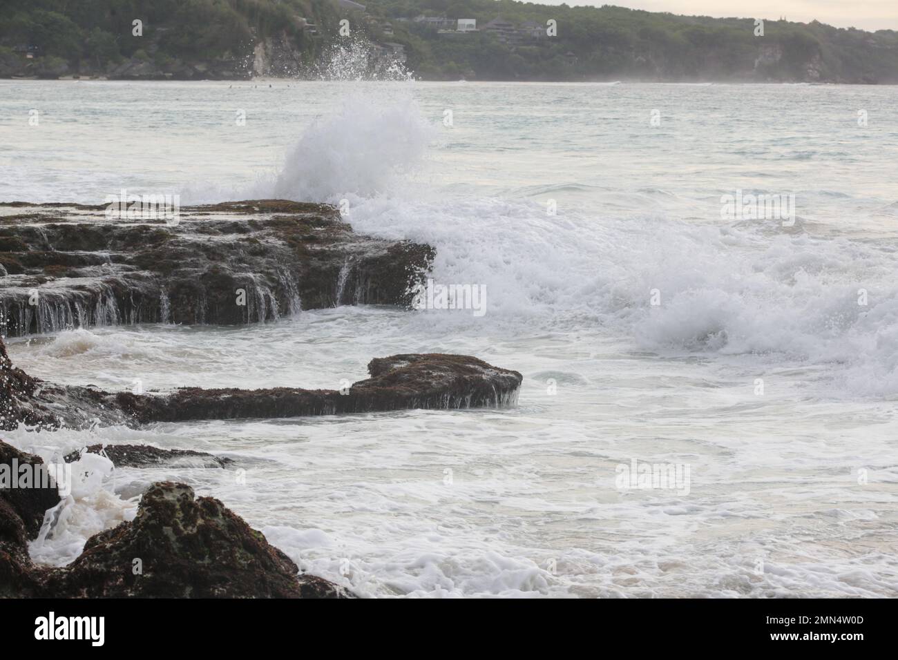Ocean waves crashing on rocks hi-res stock photography and images - Alamy