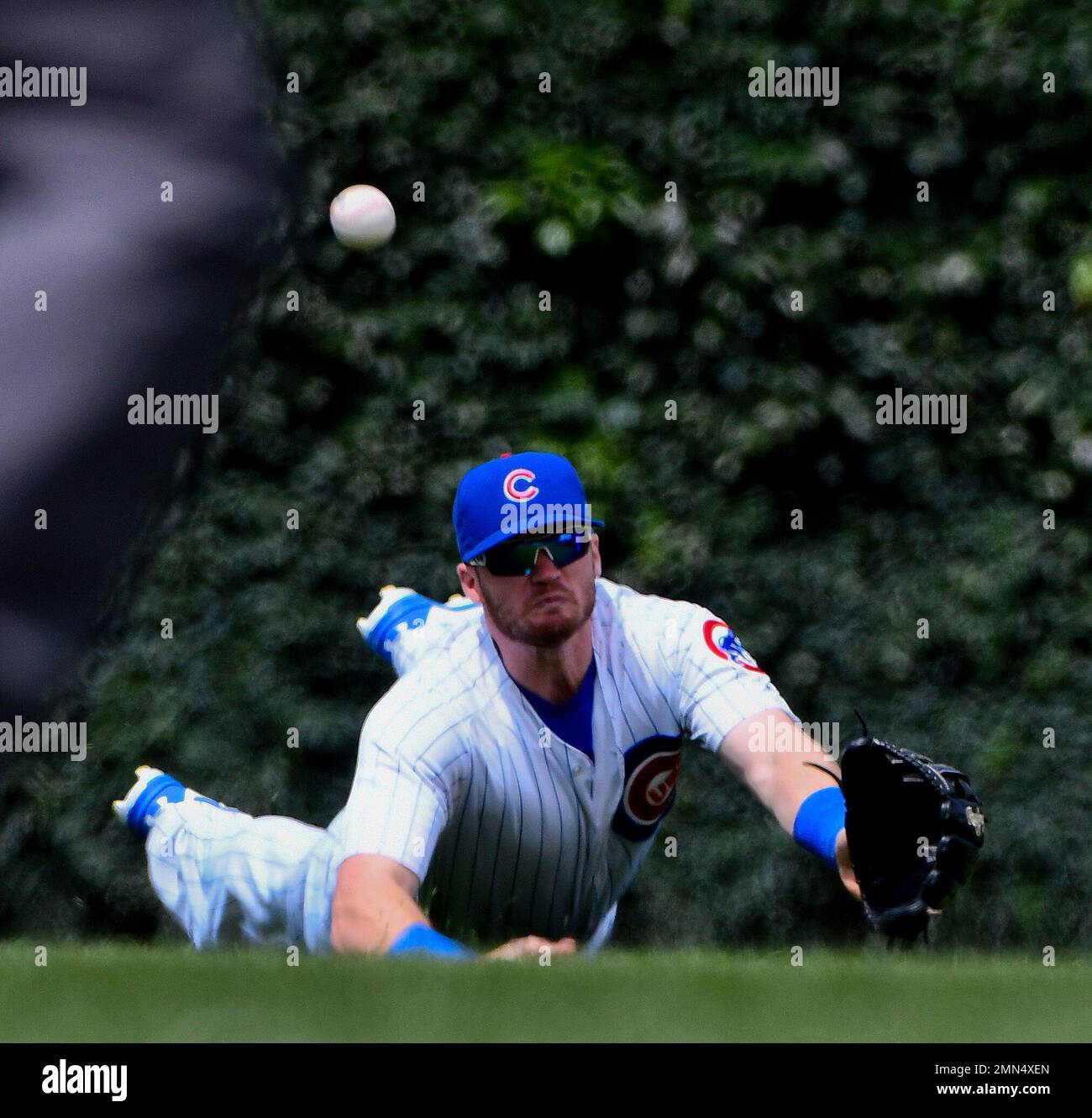 Chicago Cubs center fielder Ian Happ (8) try for the ball hit by Los ...