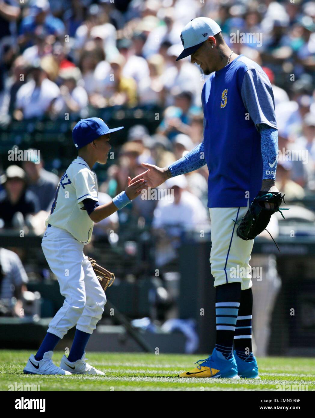 Jeremy Hernandez, son of Seattle Mariners pitcher Felix Hernandez slap ...