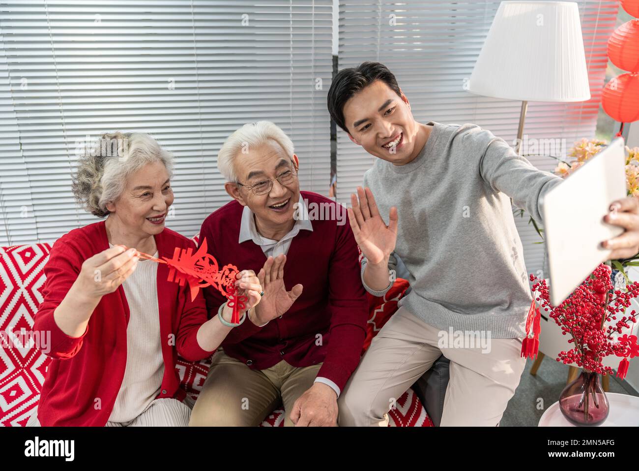 Happy family paper men hi-res stock photography and images - Alamy