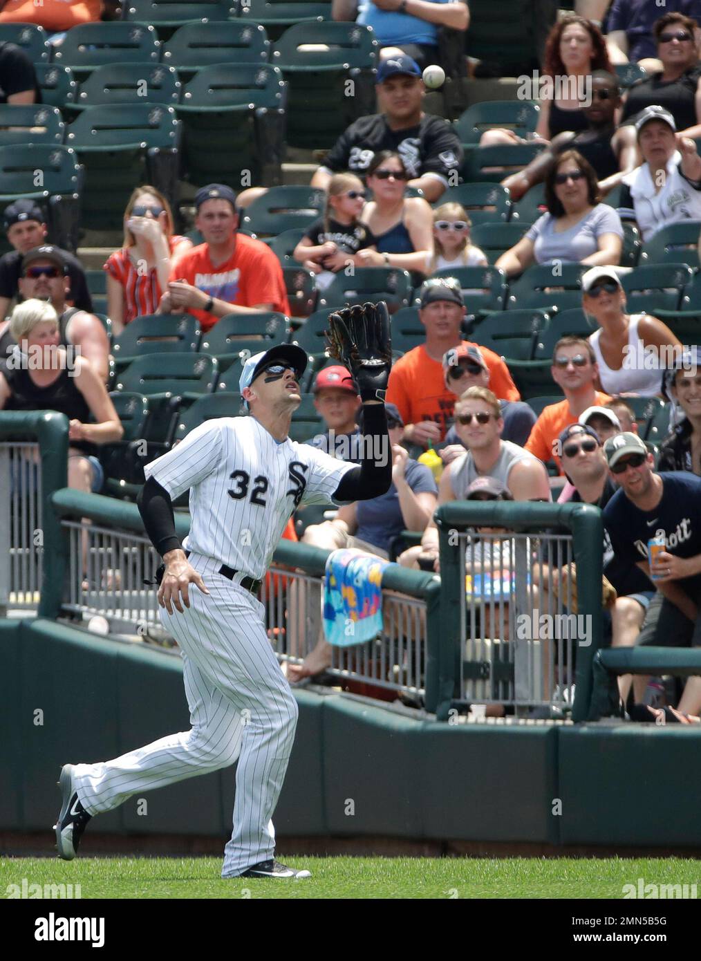 Chicago White Sox right fielder Tracy Thompson catches a fly ball by ...