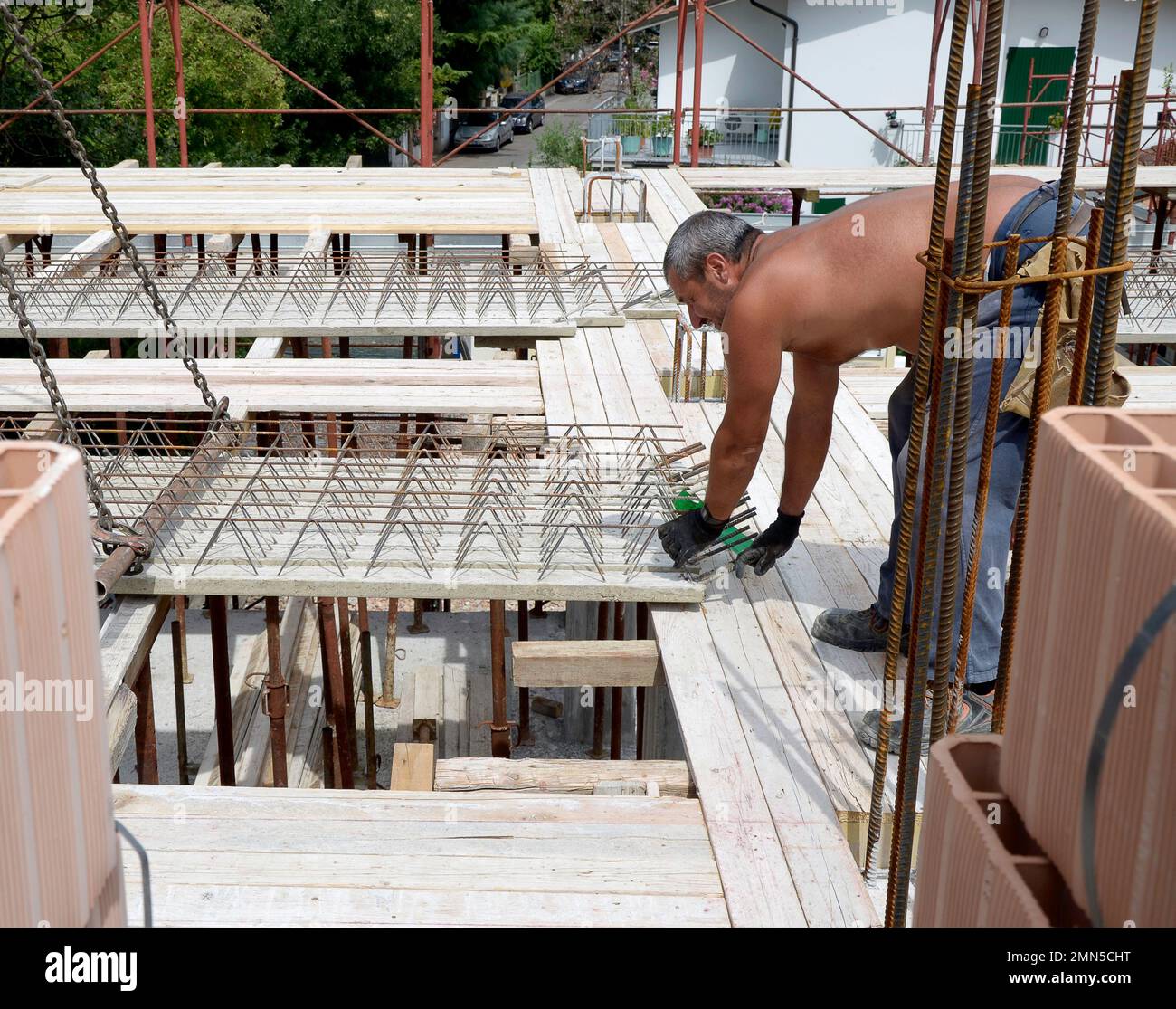 Construction workers iron steel rebar hi-res stock photography and ...