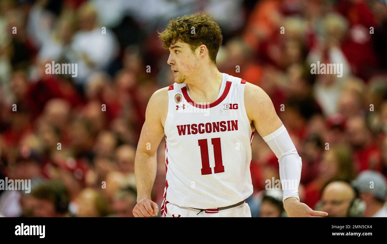 Wisconsin's Max Klesmit (11) against Illinois during the first half of ...