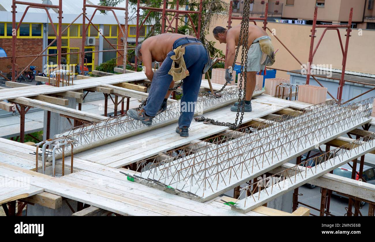 Construction workers iron steel rebar hi-res stock photography and ...