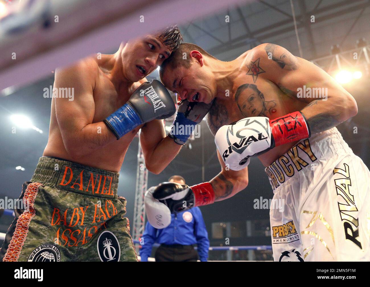 Daniel Roman, left, and Moises Flores battle in the sixth round of a ...