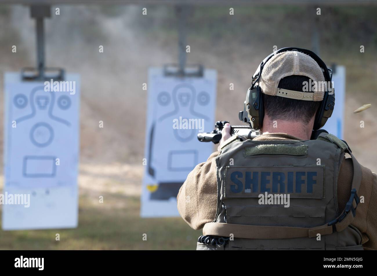 U.S. Police Officers assigned to the Special Weapons and Tactics (SWAT ...