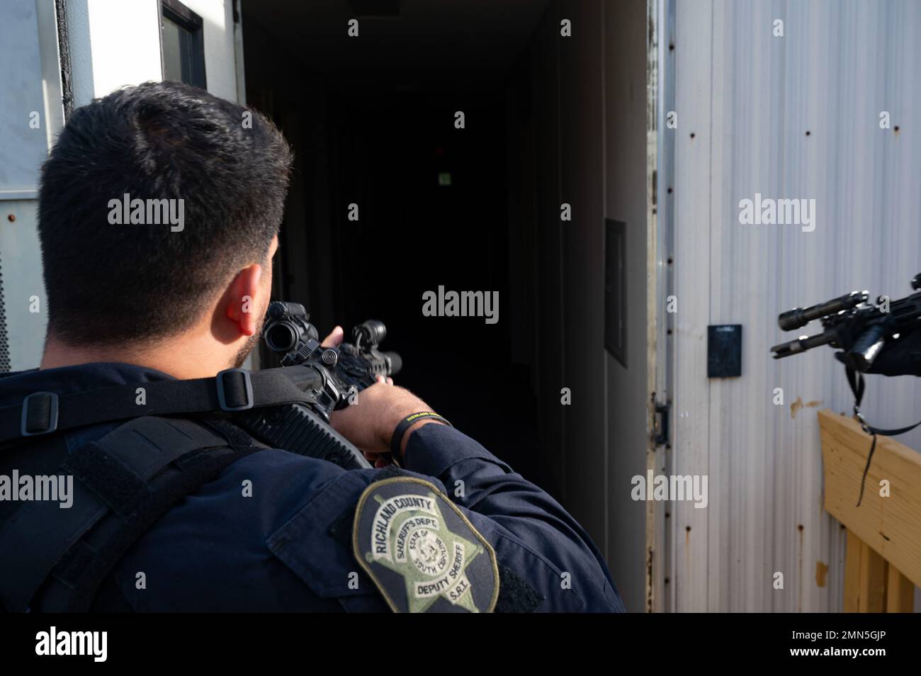 Swat team in hallway hi-res stock photography and images - Alamy