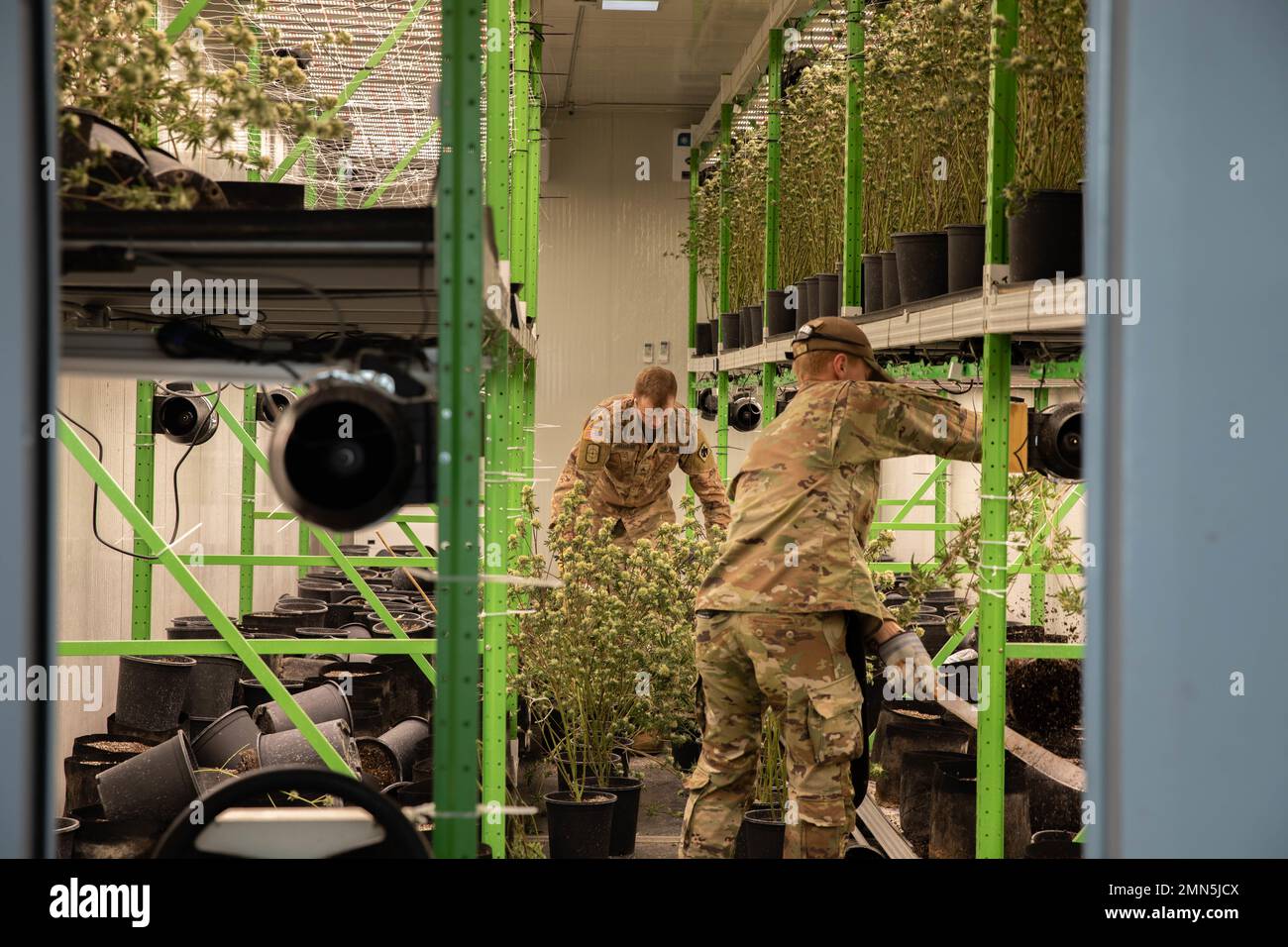 An Oklahoma Army National Guard Soldier and Oklahoma Air National Guard ...
