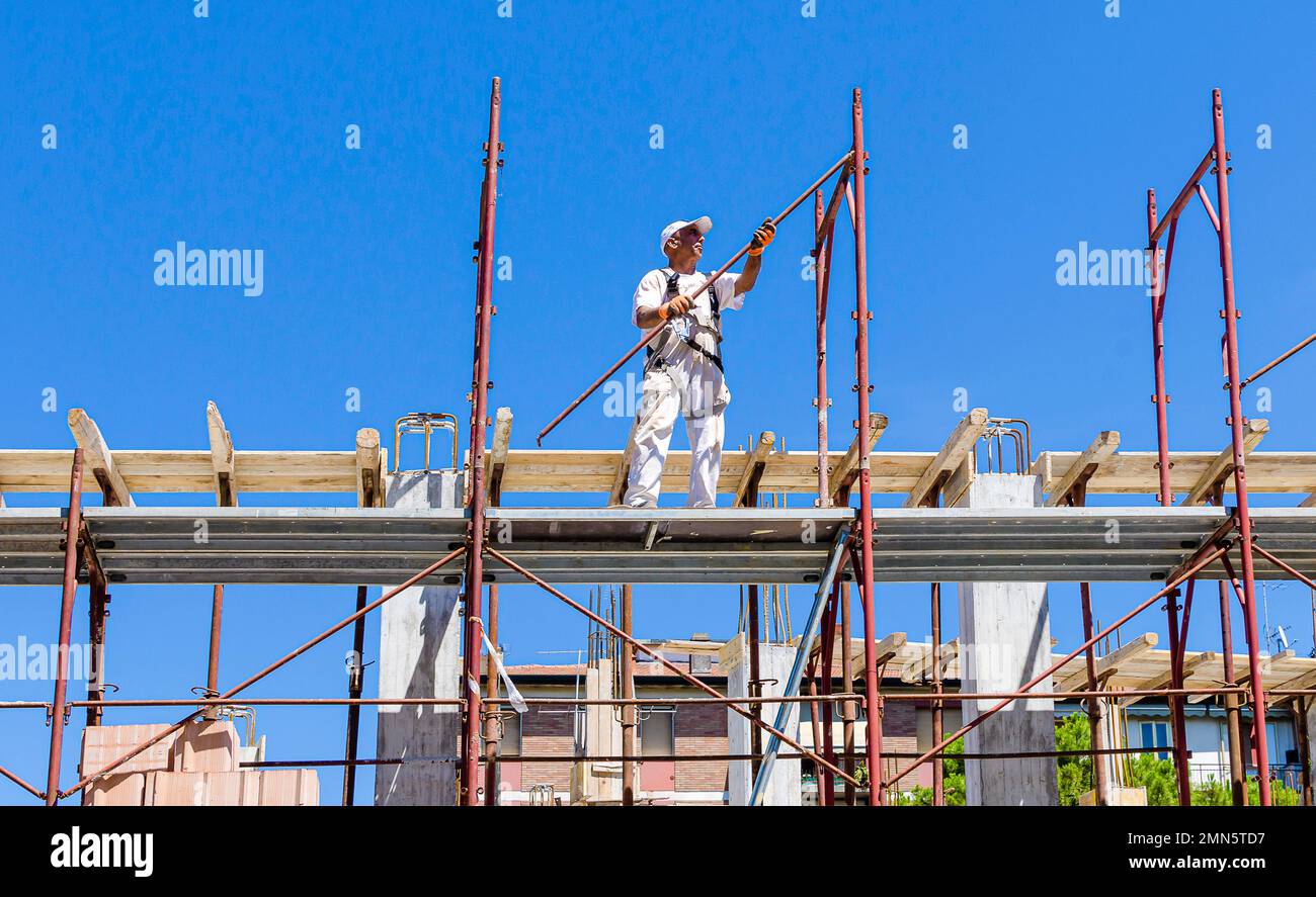Scaffolding assembling hi-res stock photography and images - Alamy