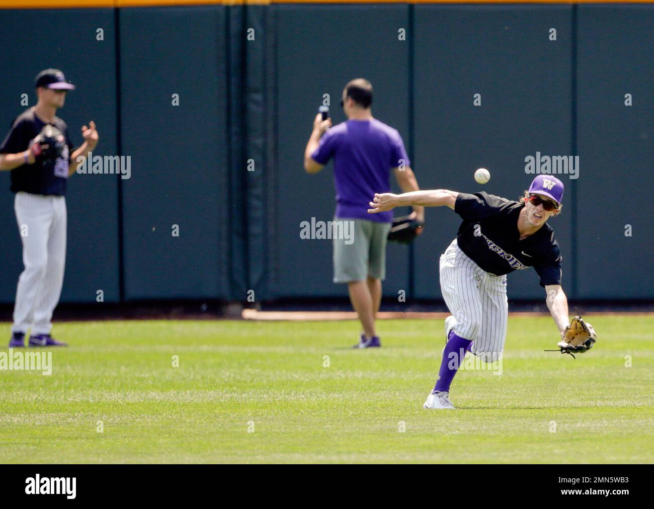 Washington center fielder Braiden Ward (7) catches a fly ball during ...