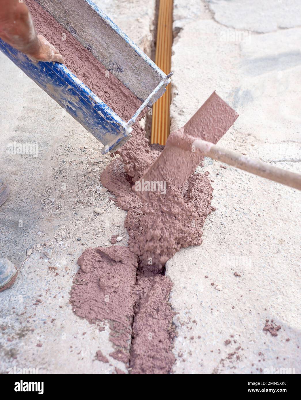 Filling with colored concrete of excavation with a narrow section for the implementation of a ...