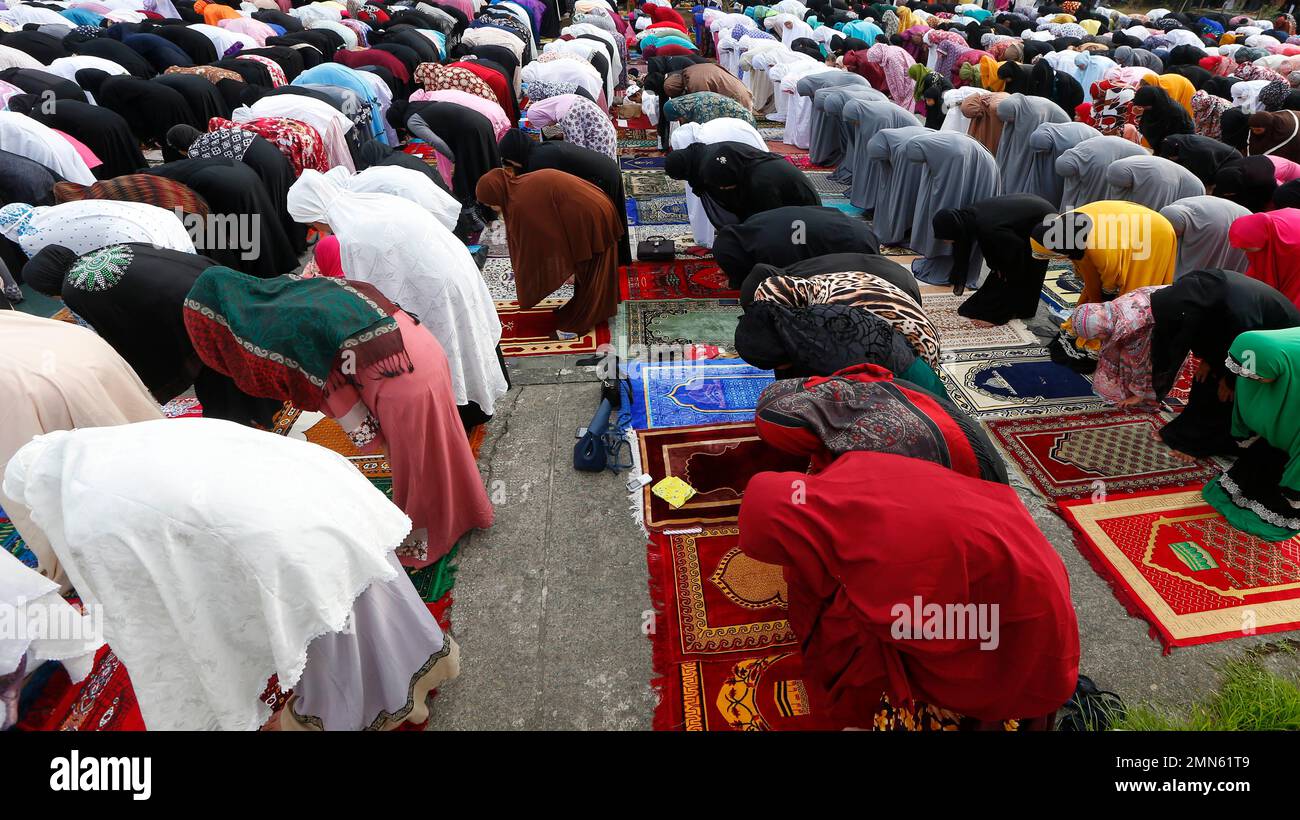 Filipino Muslims pray to celebrate the end of the holy month of Ramadan ...