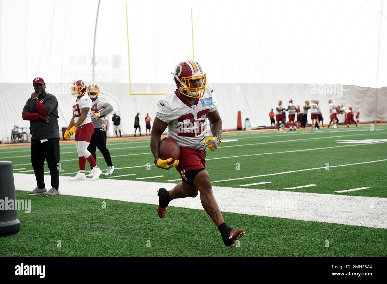 Washington Redskins running back Martez Carter (22) runs the ball ...