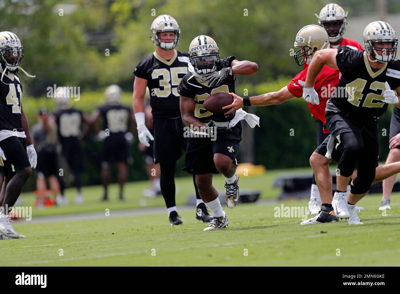 New Orleans Saints quarterback Drew Brees (9) hands off to running back ...