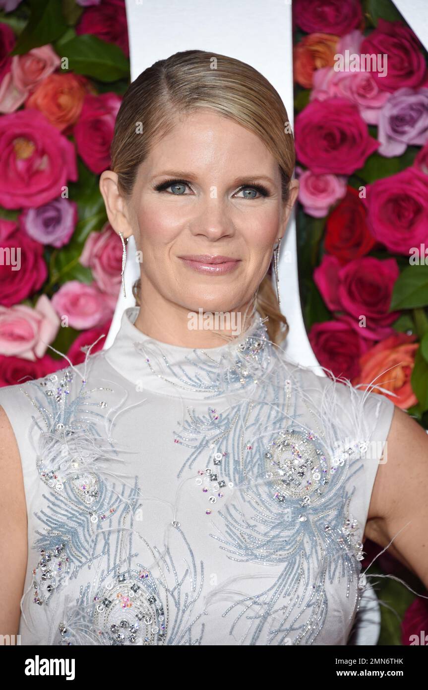 Kelli O'Hara arrives at the 72nd annual Tony Awards at Radio City Music ...