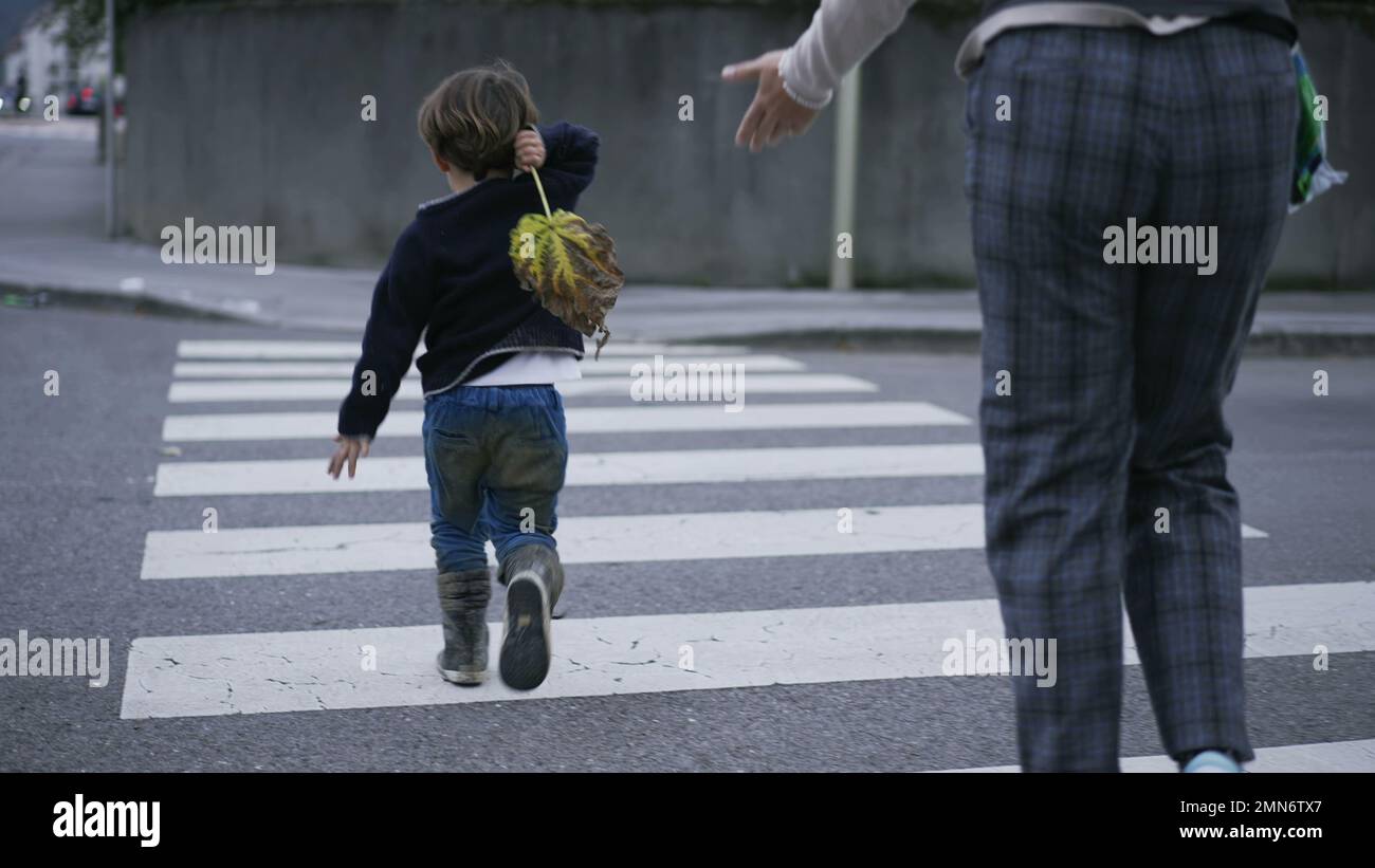 Mother child crossing road back hi-res stock photography and images - Alamy
