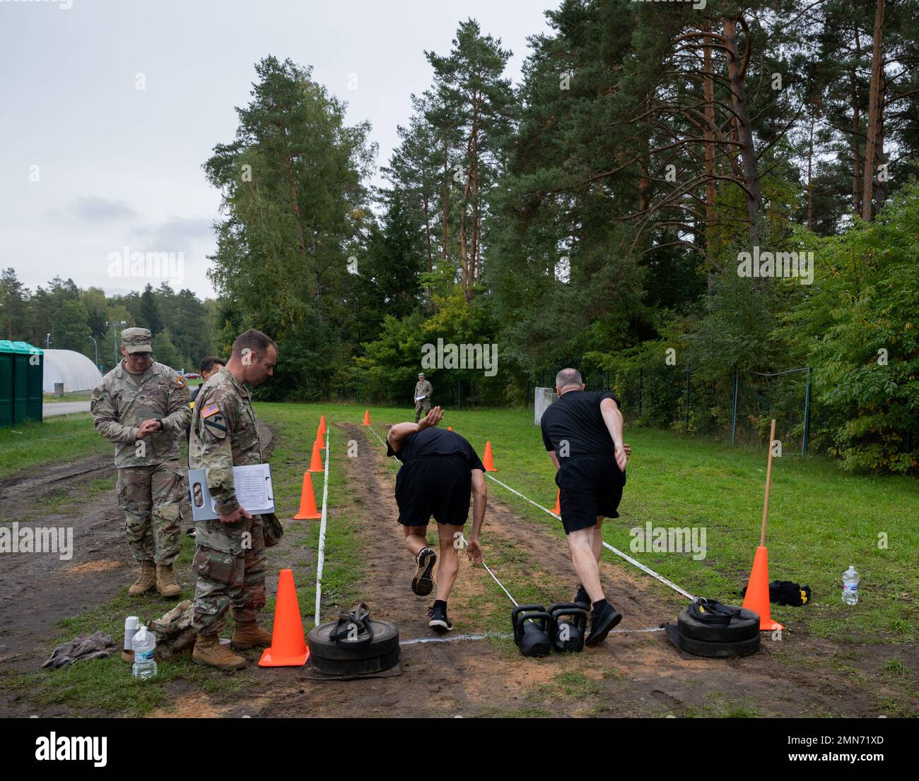 Sprinting army hi-res stock photography and images - Alamy