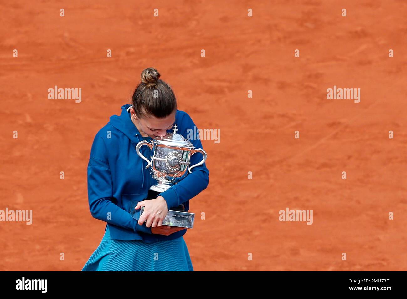 Romania's Simona Halep kisses the cup after defeating Sloane Stephens ...