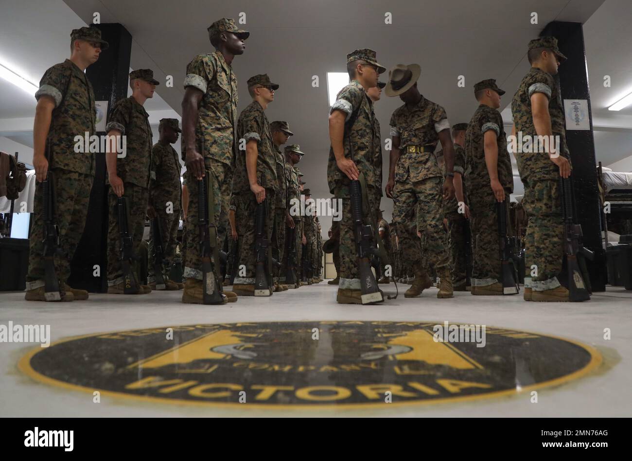 Recruits from Hotel Company, 2nd Recruit Training Battalion, practice ...