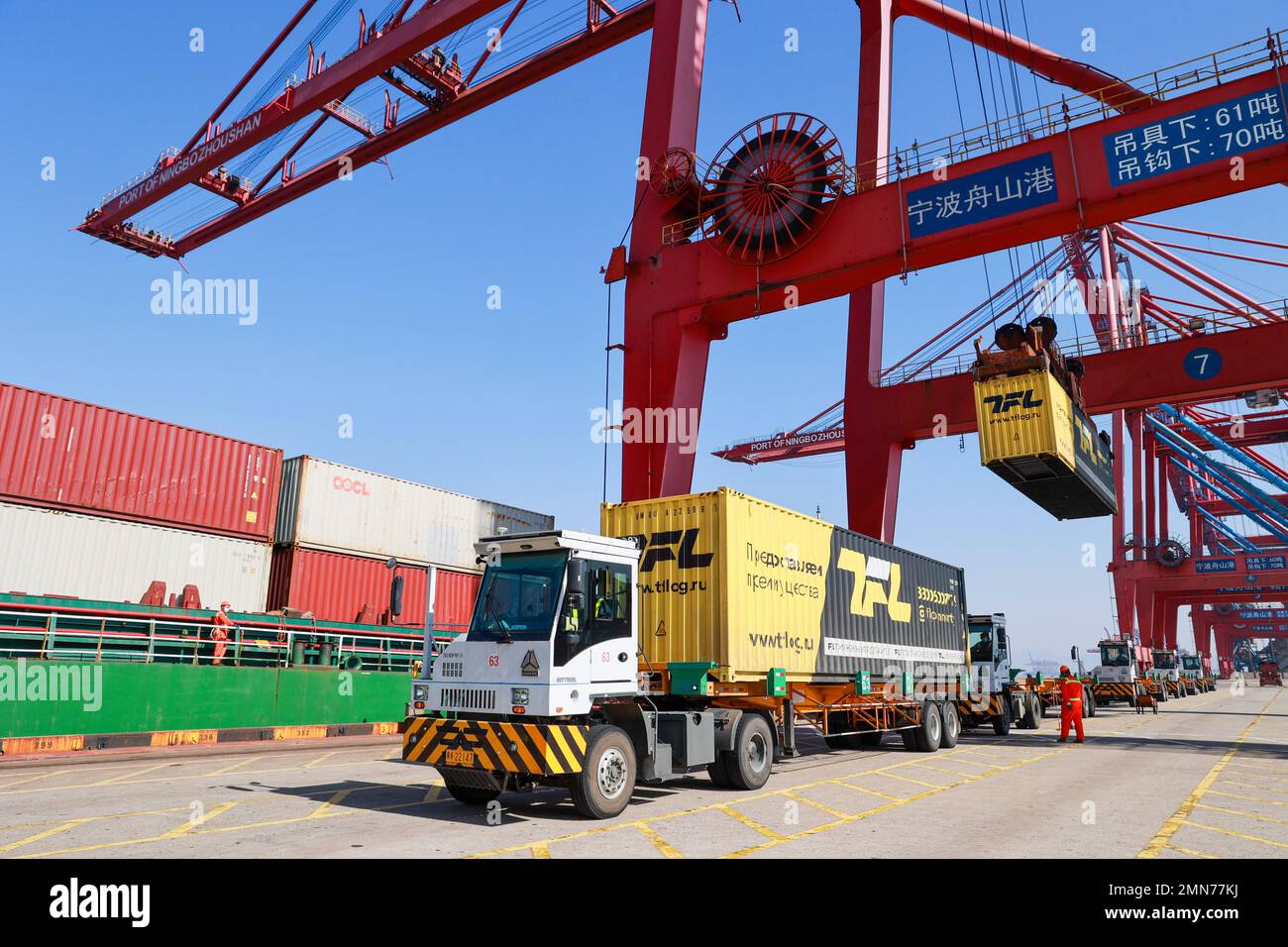 Container lifts hi-res stock photography and images - Alamy