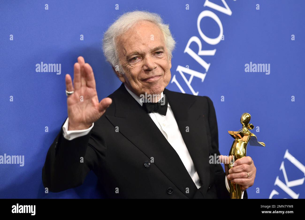 Ralph Lauren poses in the winner's walk with the members' salute award ...