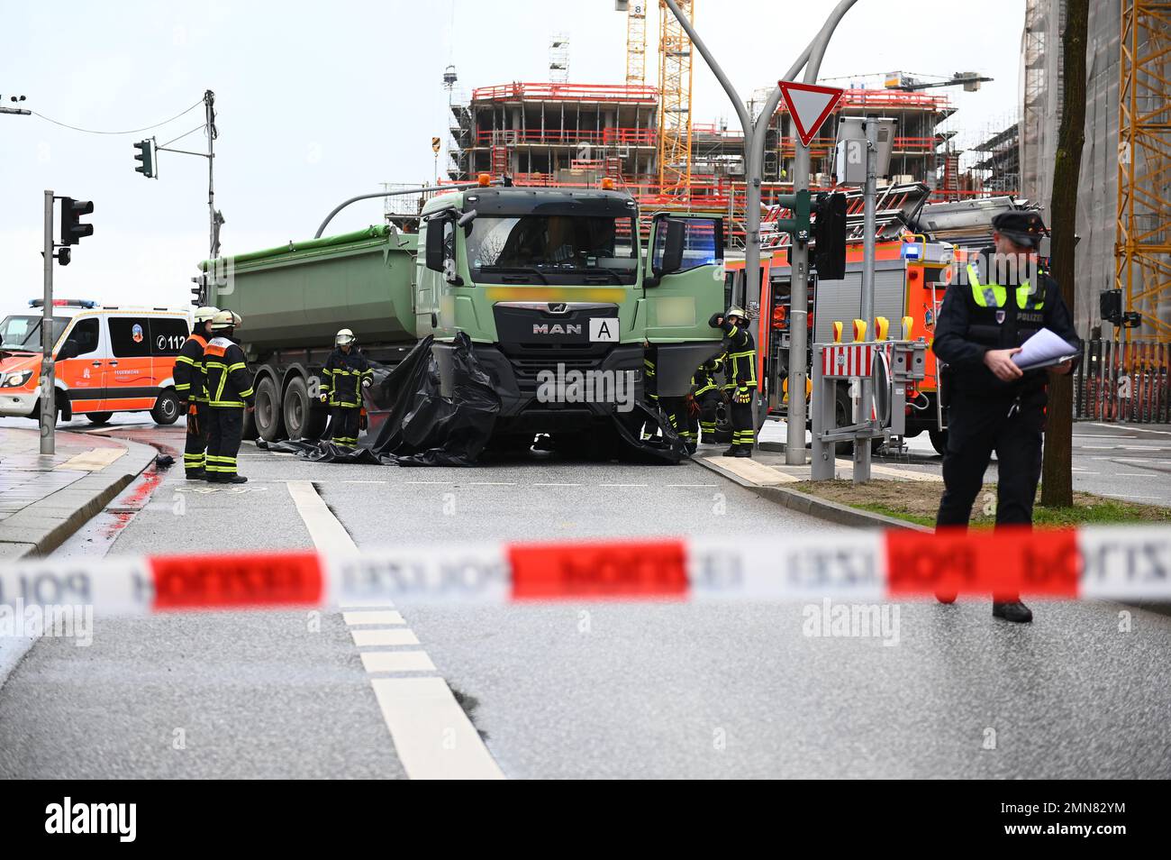 Hamburg, Germany. 30th Jan, 2023. Police and firefighters at the scene ...