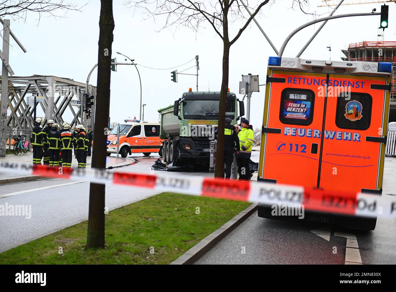 Hamburg, Germany. 30th Jan, 2023. Police and firefighters at the scene ...
