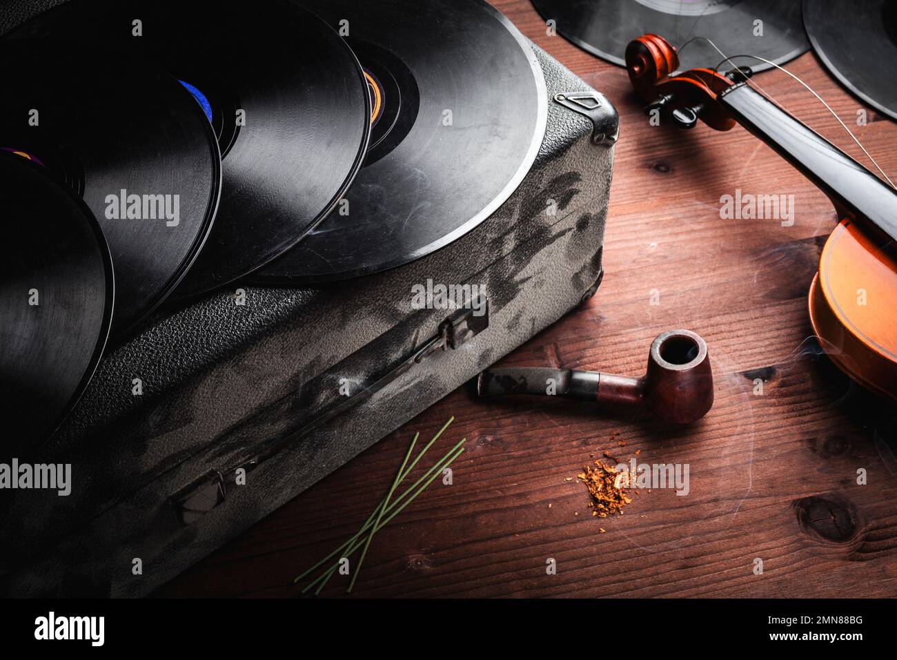 Violin, vinyl records and pipe on wood Stock Photo - Alamy