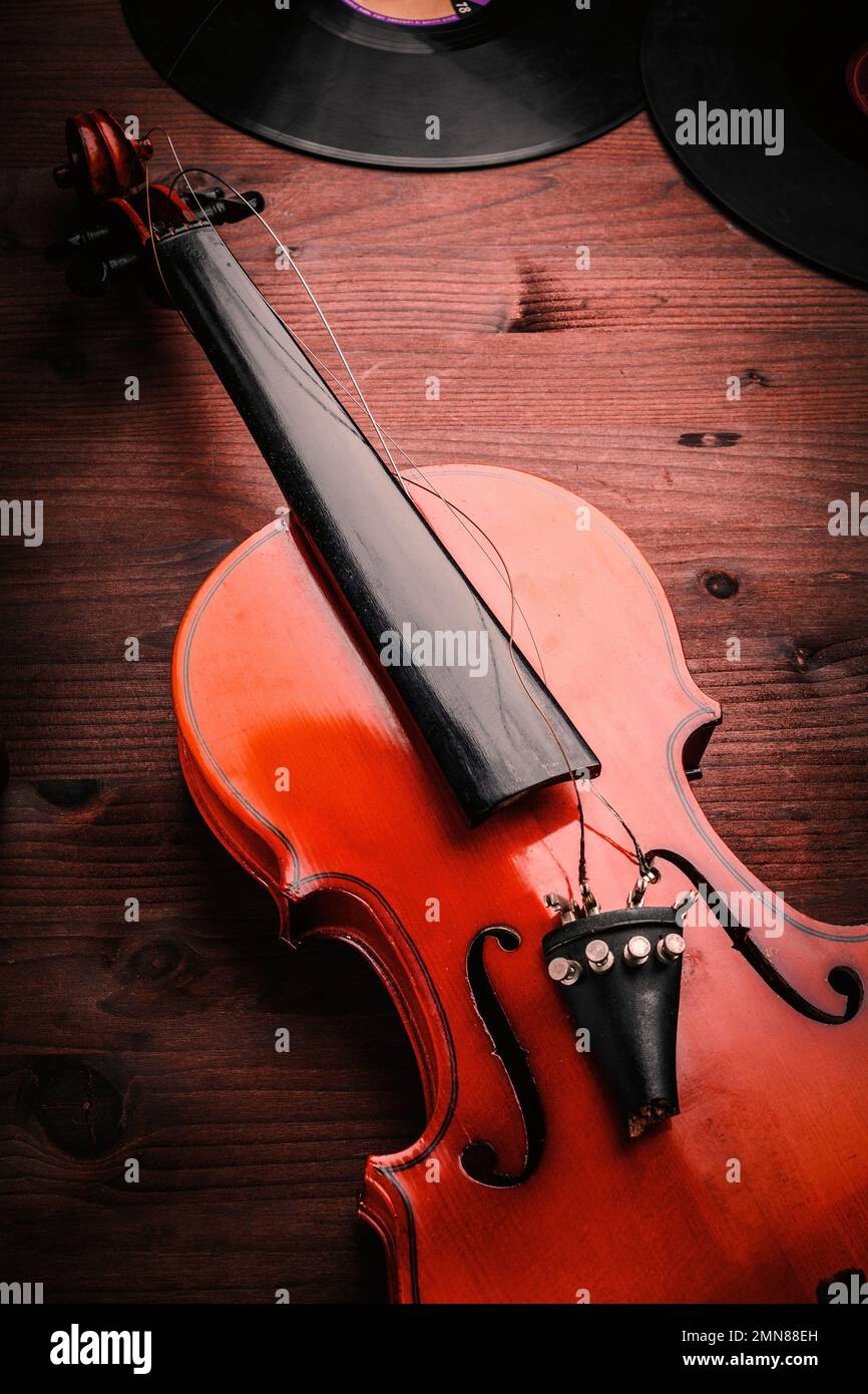 Broken violin hi-res stock photography and images - Alamy