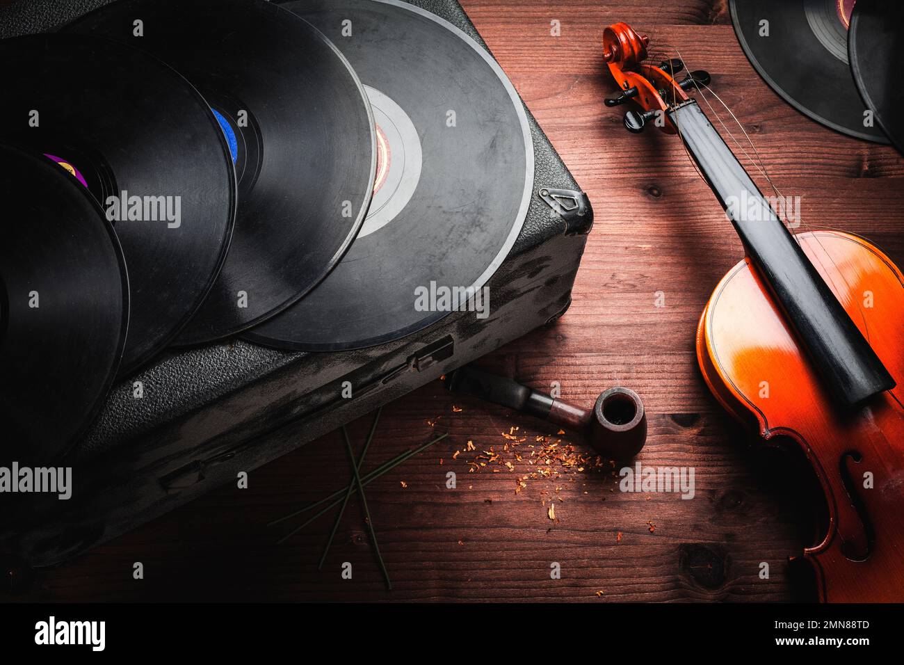Violin and pipe hi-res stock photography and images - Alamy