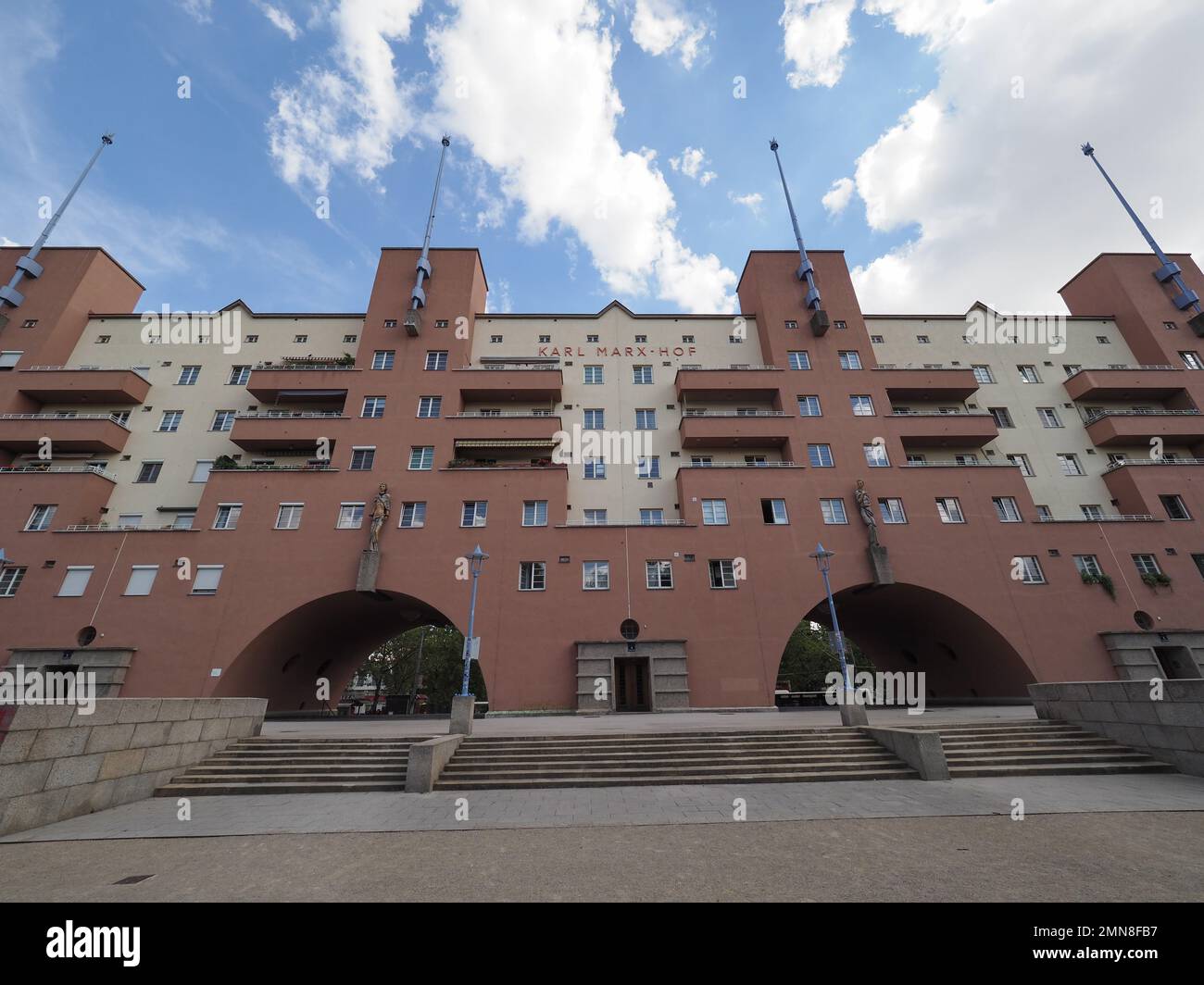 Karl Marx Hof housing complex in Heiligenstadt in Vienna, Austria Stock ...