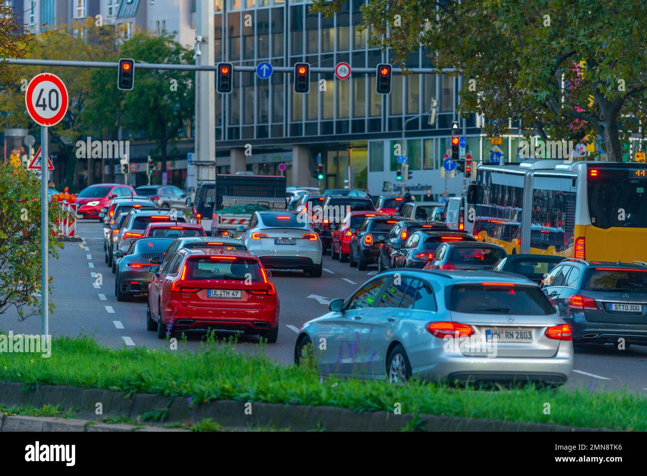 Heavy rush hour traffic, city center, Charlottenplatz, B14, B27 ...