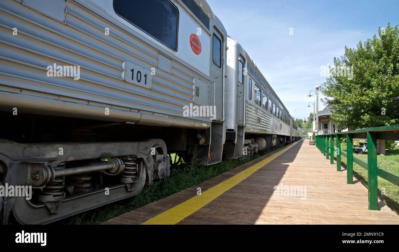 Train station activity hi-res stock photography and images - Alamy
