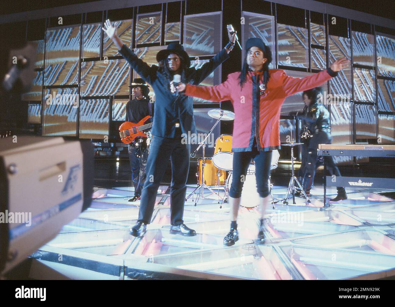 Das Disco-Pop-Duo Milli Vanilli bei der 95. DDR-Unterhaltungssendung ...