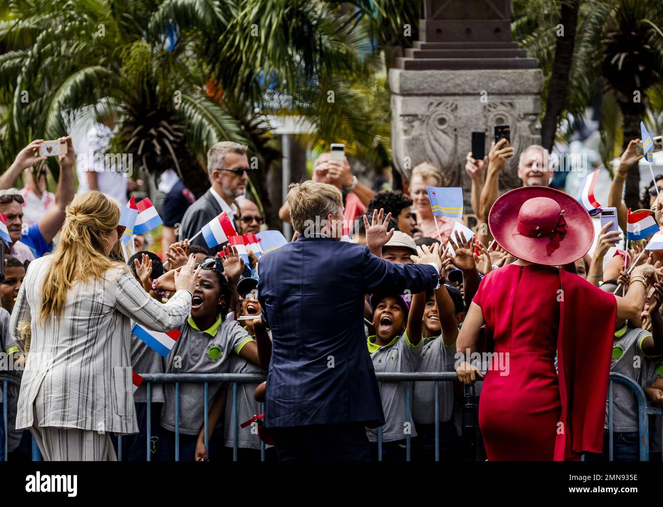 ORANJESTAD - Hundreds of Aruban and Dutch children stood on Aruba along ...